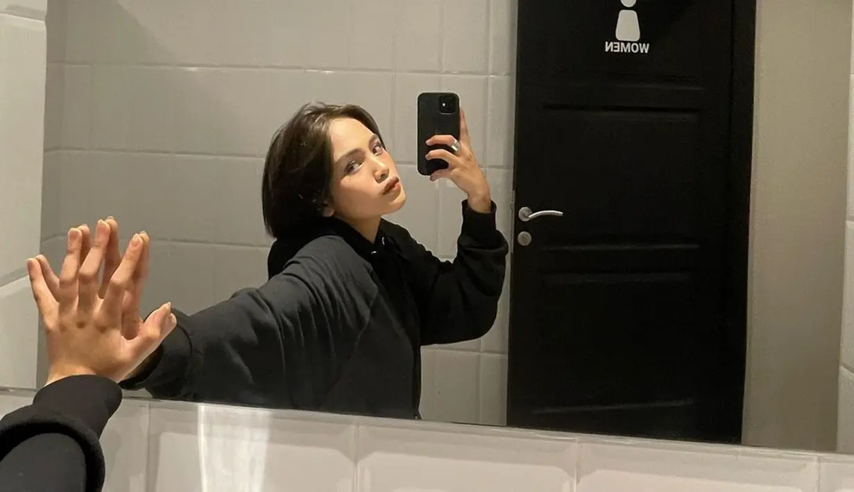 Gaya Jeje Slebew saat Mirror Selfie Ini Curi Perhatian, Kece - Foto ...