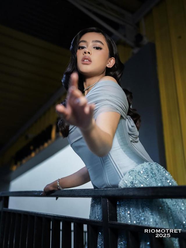 6 Detail Outfit Aqeela Calista di Infotainment Awards 2025, Memukau Bak ...