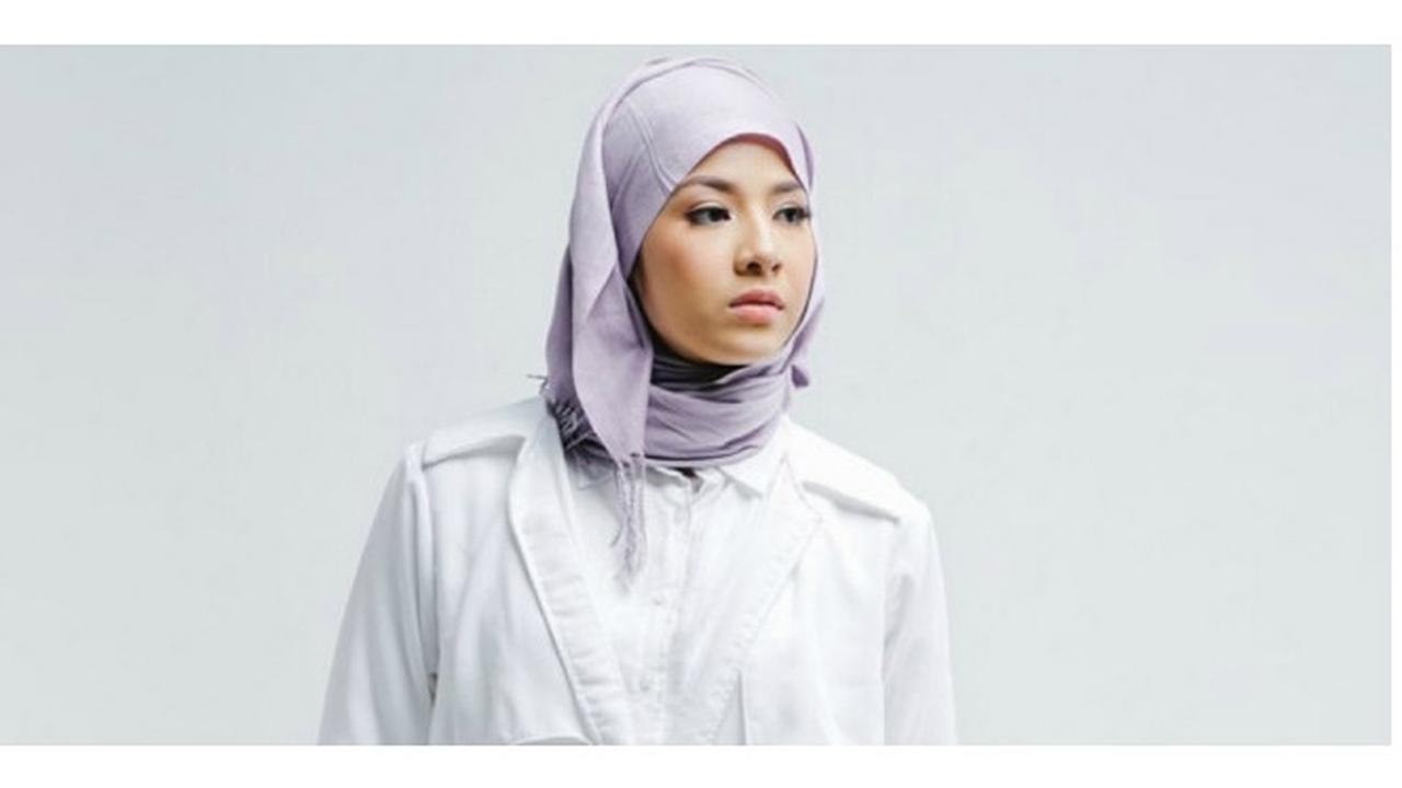 6 Potret Transformasi Gaya Hijab Natasha Rizky, dari Jilbab Simpel ...