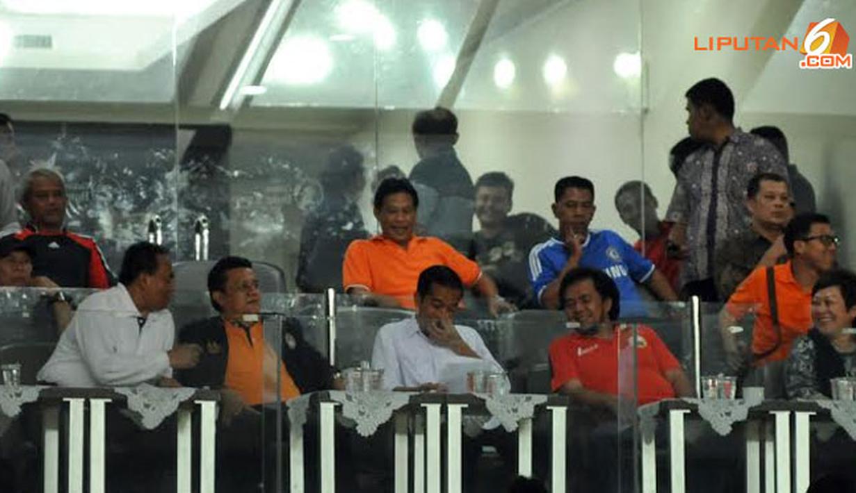 [FOTO] Buka Turnamen Trofeo Persija, Jokowi Dapat Kaos - Foto Liputan6.com