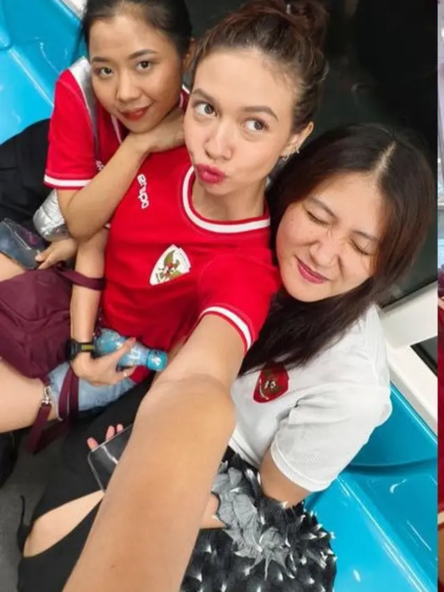 6 Potret Gaya Keren Yuki Kato Padukan Jersey dengan Sepatu Boots saat Menyaksikan Timnas ...