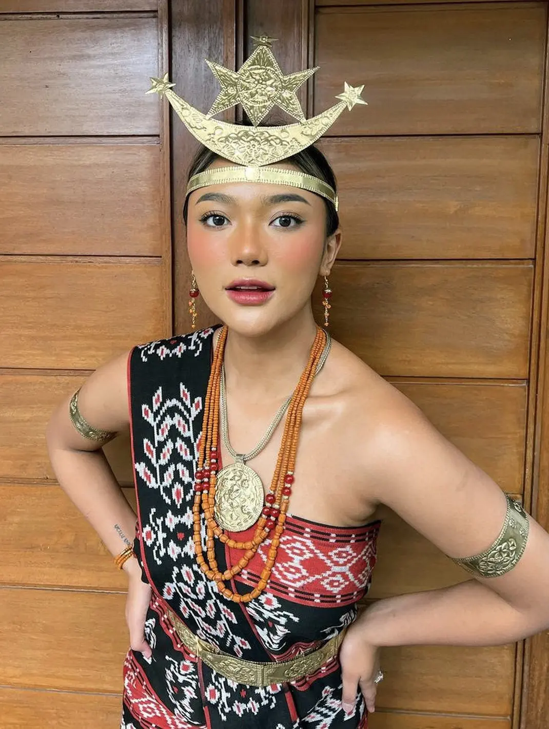 7 Potret Marion Jola Kenakan Baju Adat Rote Nusa Tenggara Timur saat Rayakan Kemerdekaan, Cocok ...