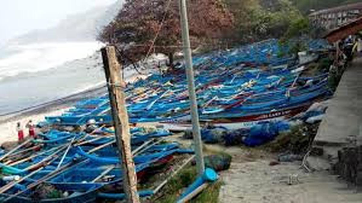 Sejumlah Perahu Nelayan Payangan Jember Rusak Terdampak Gelombang Pasang - Surabaya Liputan6.com
