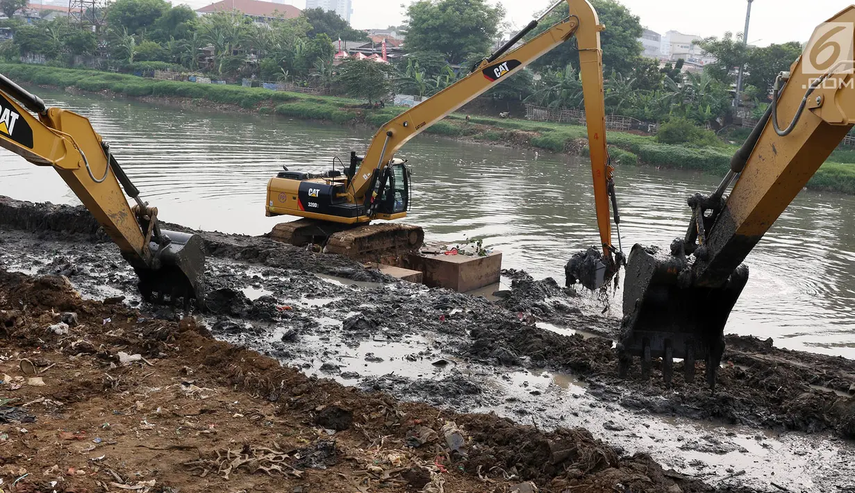 PHOTO: Antisipasi Banjir, Lumpur Banjir Kanal Barat Dikeruk - Foto Liputan6.com