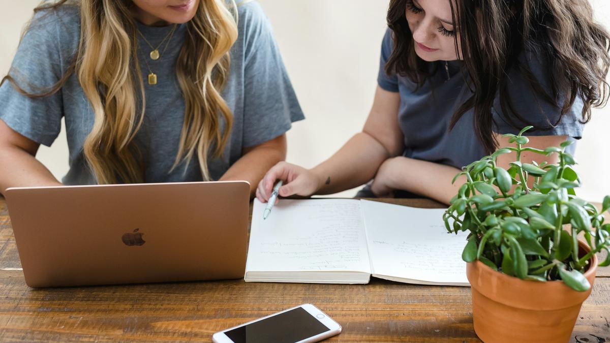 Panduan Lengkap Mengasuh Anak Gen Z: Jadi Teman, Bukan Diktator ...