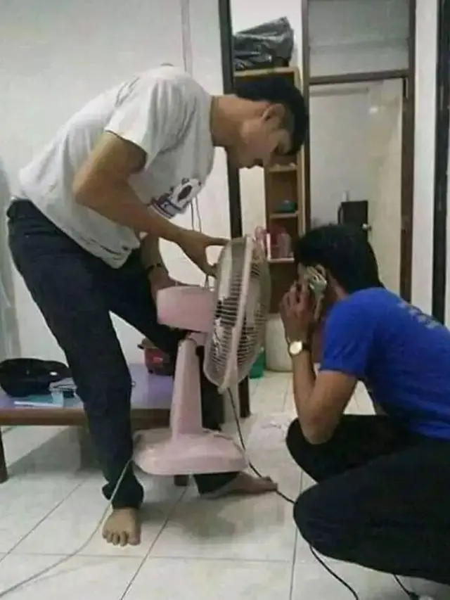 7 Potret Nyeleneh Orang saat Telponan Ini Bikin Geleng Kepala - Hot Liputan6.com