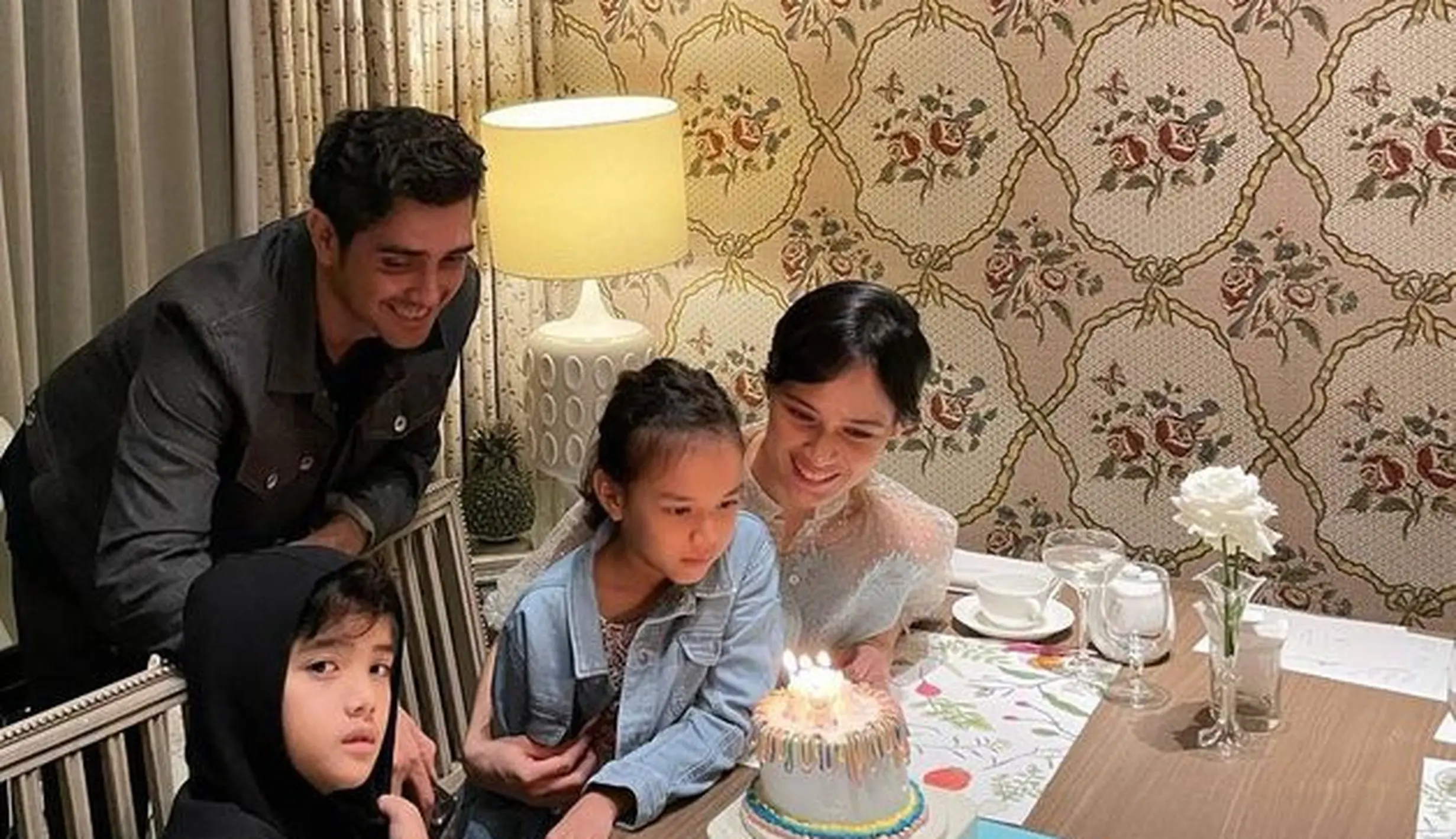 6 Potret Cantik Renata Kusmanto yang Tetap Awet Muda di Usia 41 Tahun