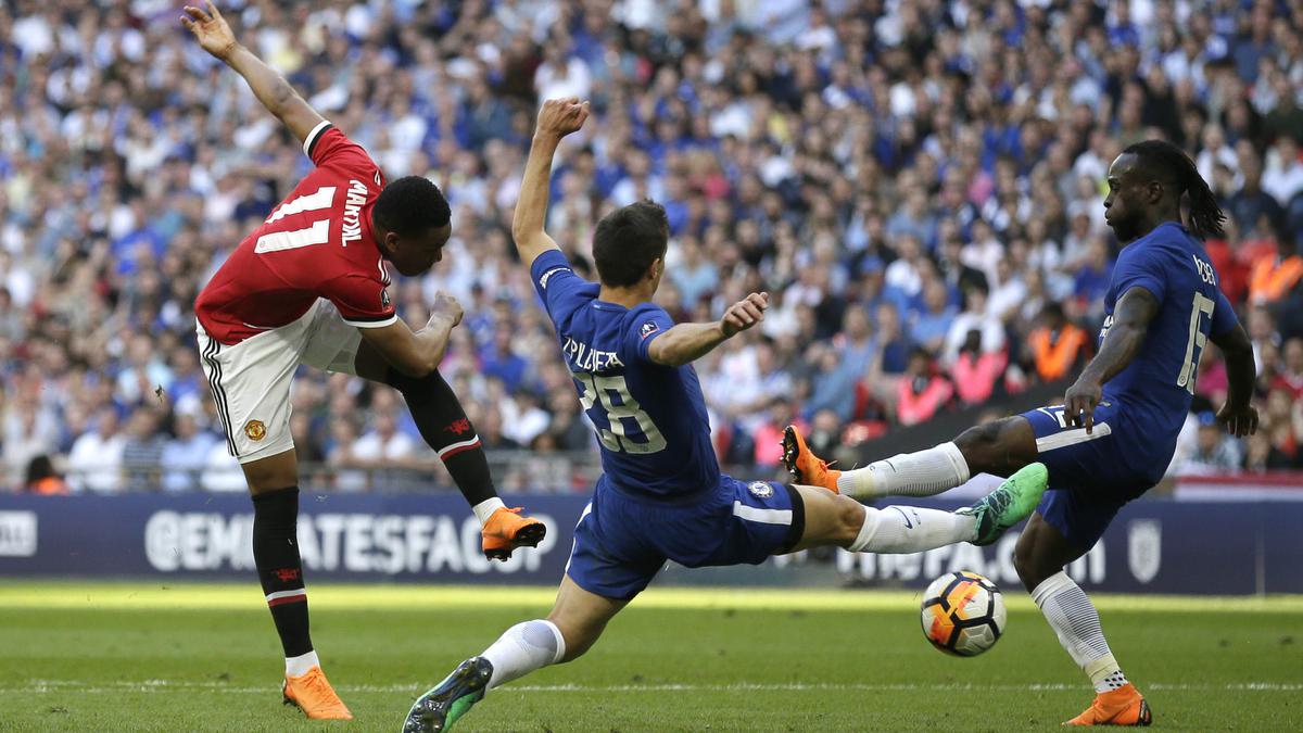 Ashley Young: Manchester United Tak Seharusnya Kalah dari Chelsea