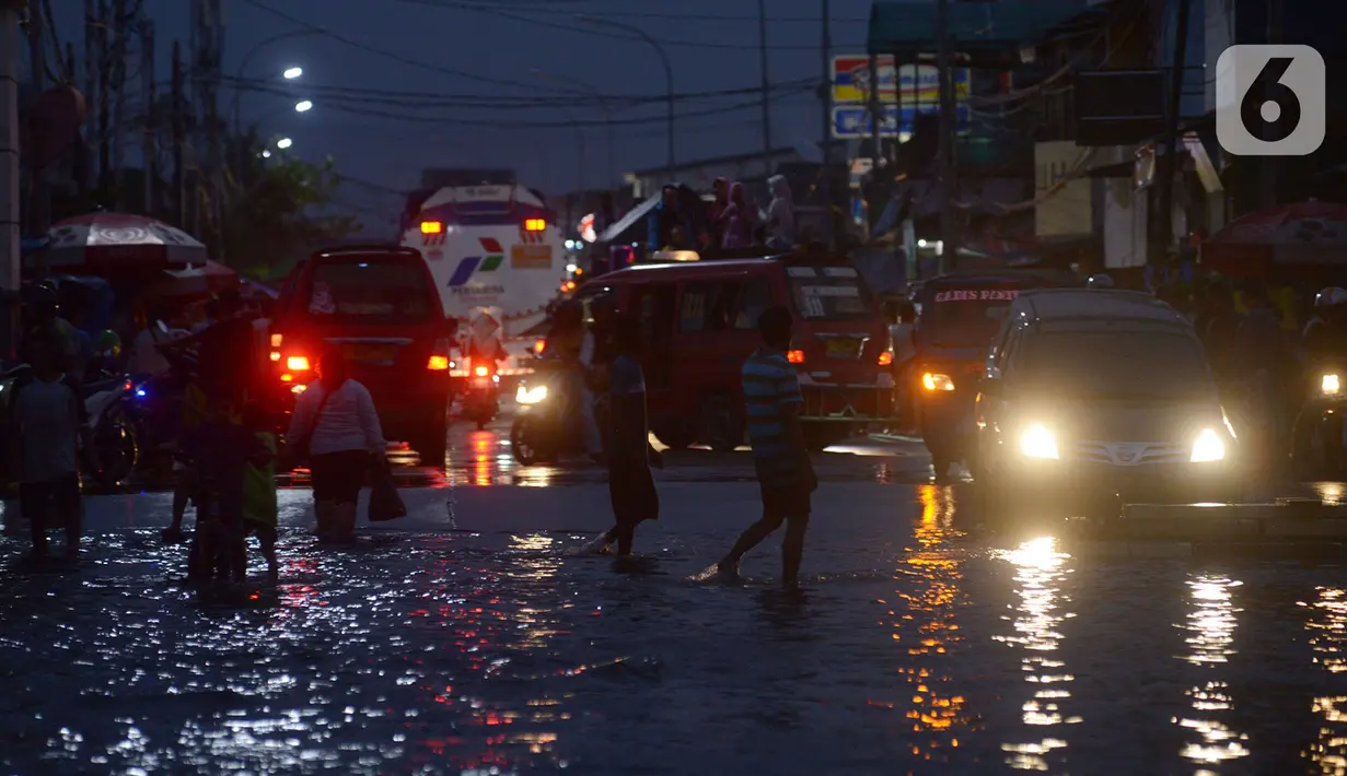 FOTO: Banjir Rob Masih Genangi Kawasan Muara Baru hingga Malam - Foto Liputan6.com