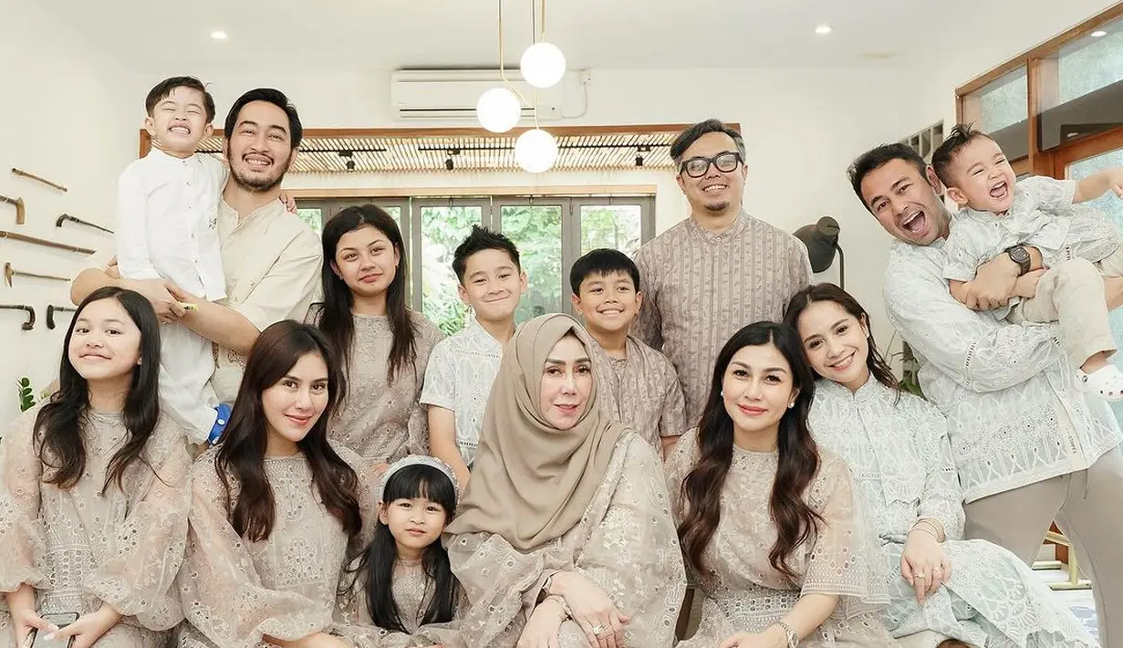 Lucunya Anak Artis Saat Foto Keluarga di Momen Lebaran, Tunjukkan Gaya Khas Anak-Anak yang Bikin ...