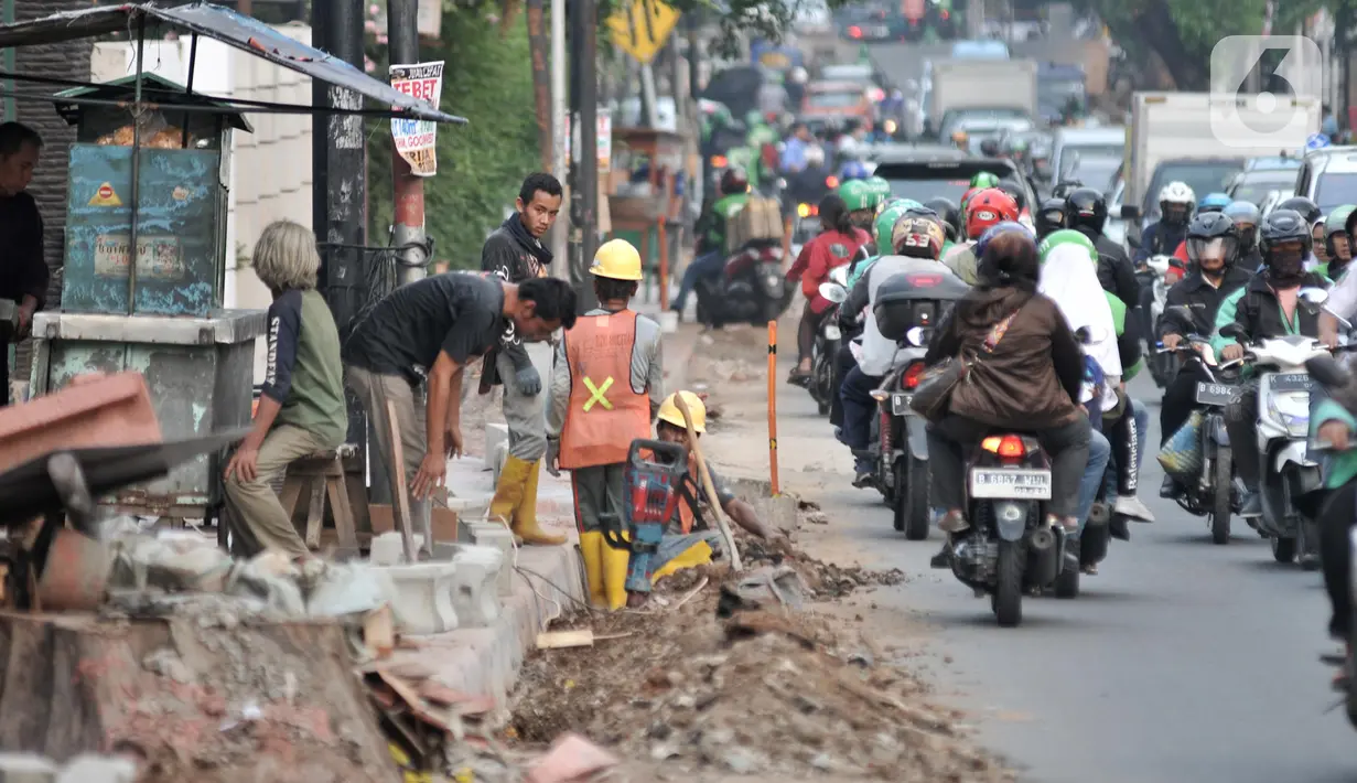 FOTO: Proyek Trotoar Memperparah Kemacetan di Jalan Tebet Raya - Foto ...