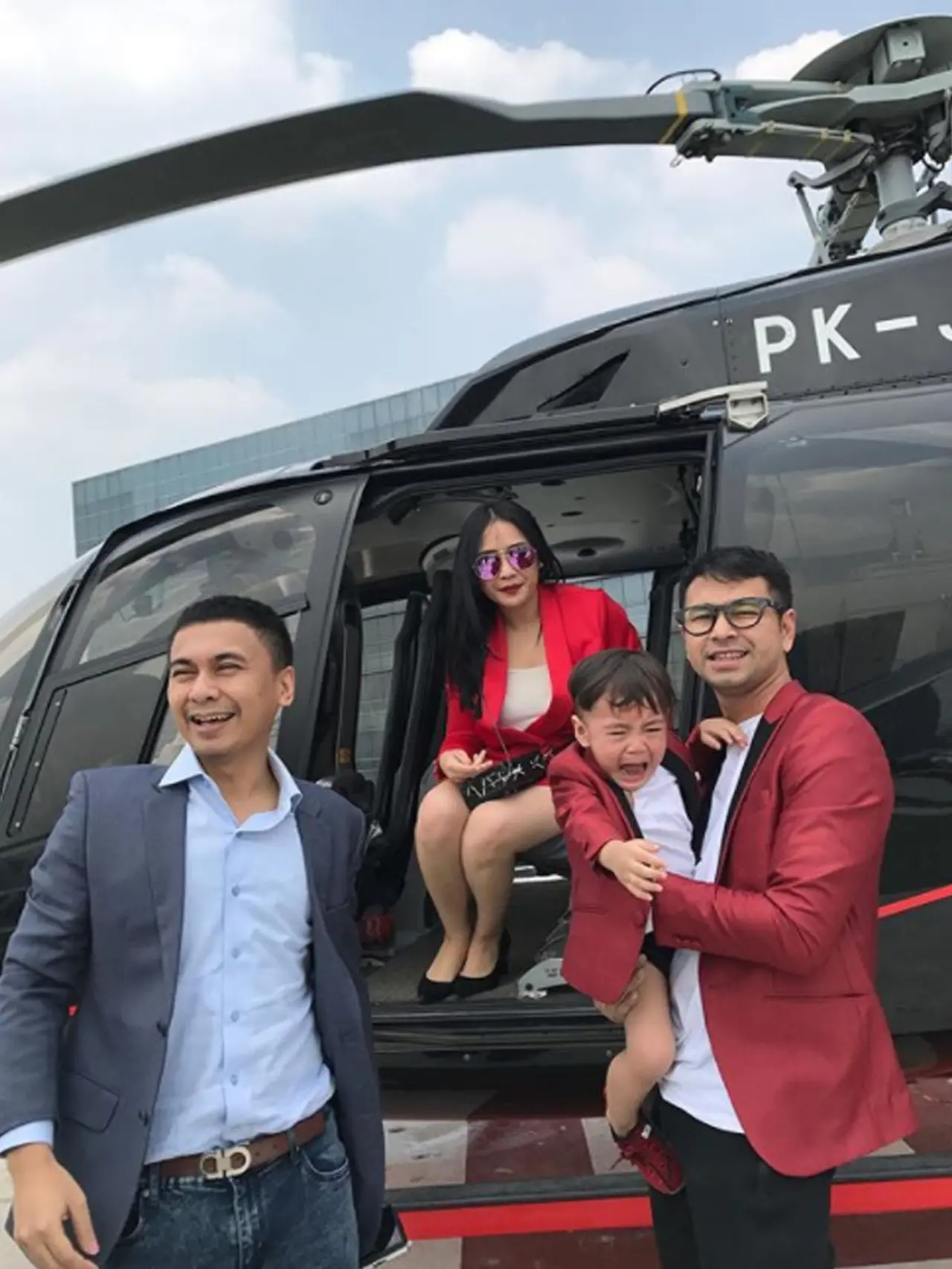 Raffi Ahmad Sewa Helikopter demi Pergi ke Sekolah Rafathar - Lifestyle Liputan6.com