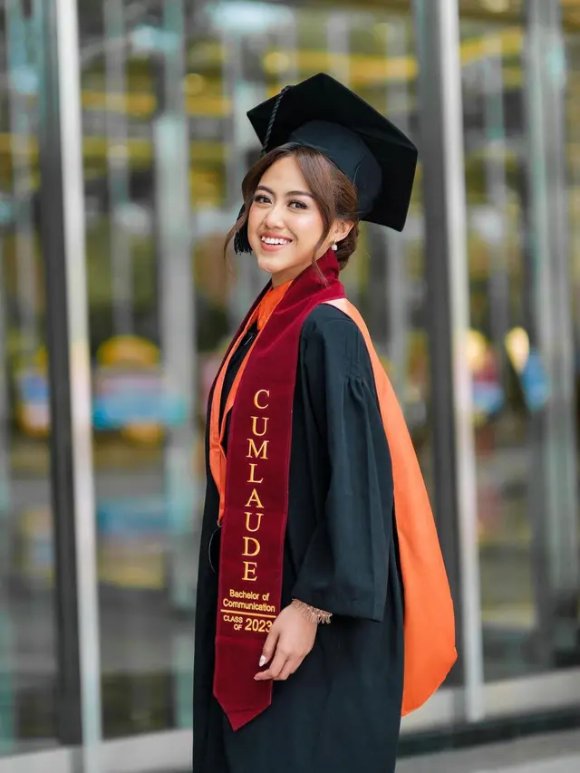 8 Momen Wisuda Sisca Saras Eks JKT48, Penuh Bahagia - Hot Liputan6.com
