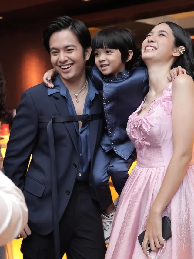 Jadi Pasutri, Ini 7 Potret Angga Yunanda dan Nurra Datau di Gala Premier Dua Hati Biru - Hot ...