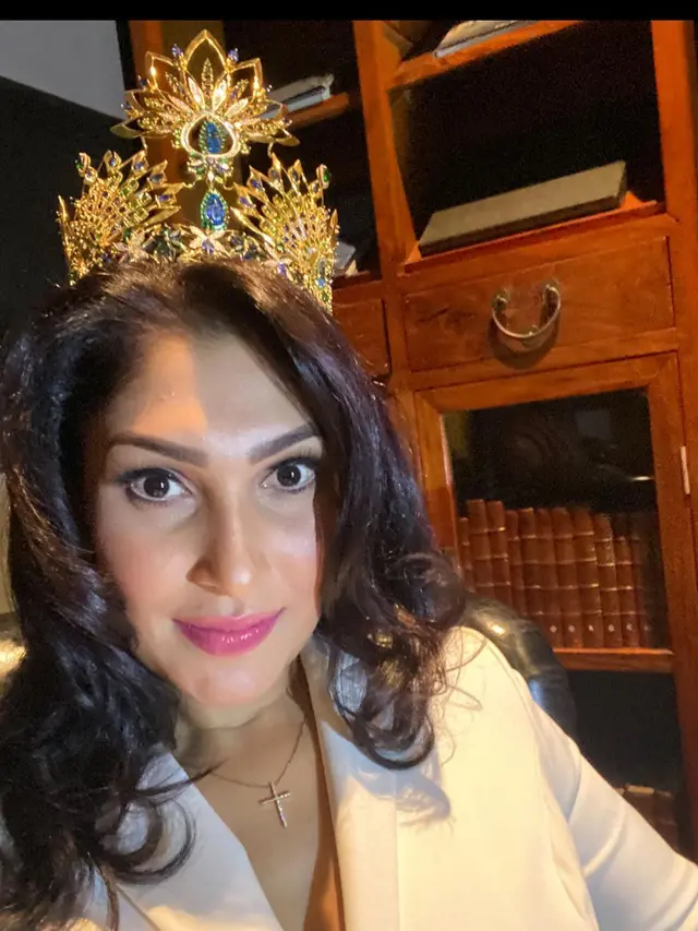 Mahkota Dicopot di Atas Panggung, Ini 6 Potret Pushpika De Silva Mrs ...