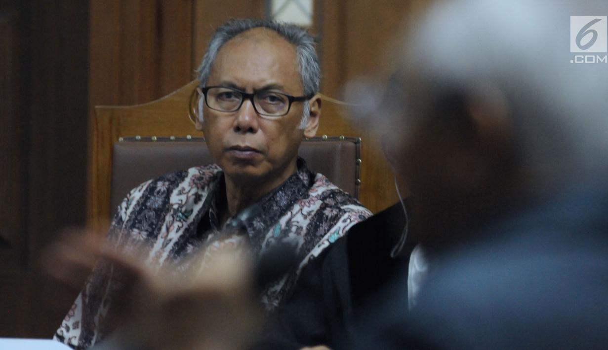FOTO: Banyak Menunduk, Dokter Bimanesh Dengarkan Keterangan Saksi ...
