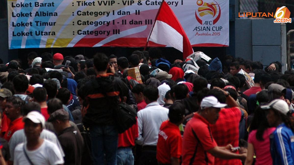 Suporter di GBK Pakai Atribut 'Wow..PSSI Sudah Sembuh' - News Liputan6.com