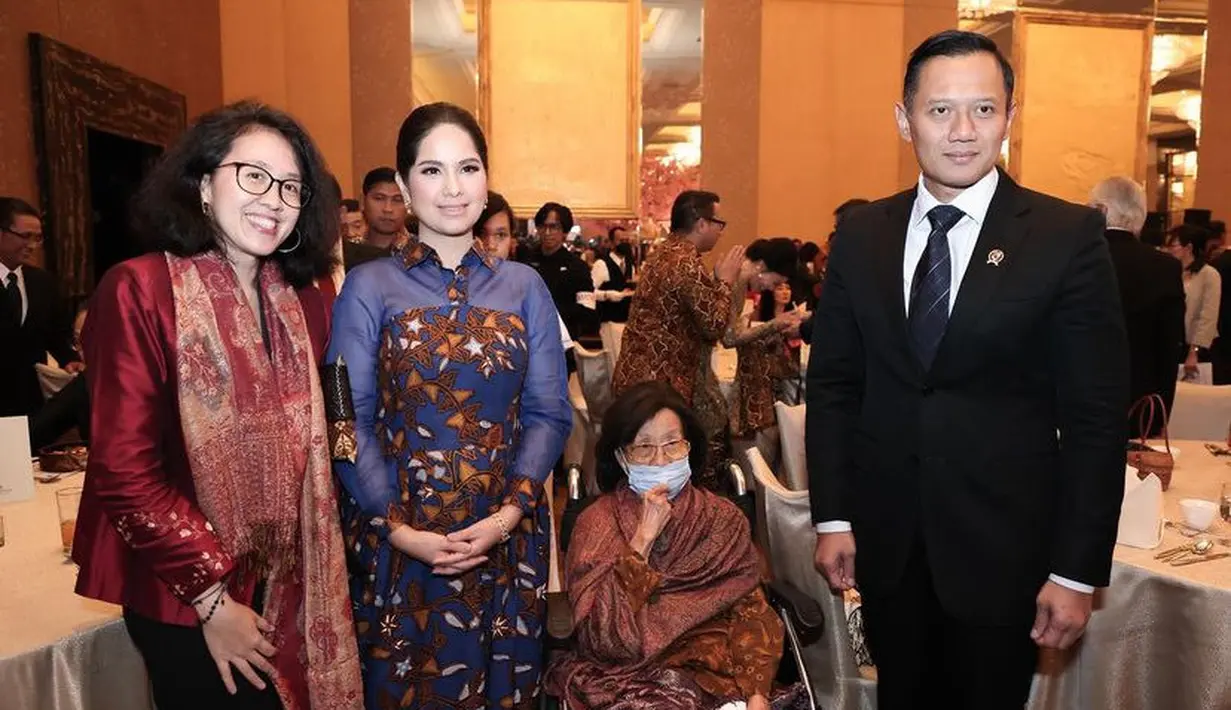 6 Adu Gaya Elegan Istri Pejabat Annisa Pohan dan Selvi Ananda Dibalut Dress Batik - Photo Fimela.com