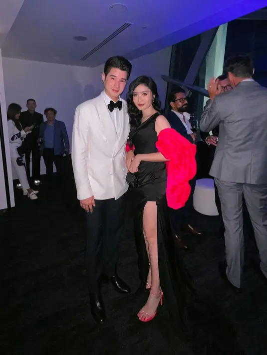 Foto Bareng Aktor Thailand Mario Maurer, Febby Rastanty Tampil Cantik ...