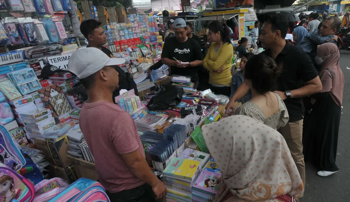 Memasuki Tahun Ajaran Baru, Penjualan Buku Tulis Laris Maris - Foto Liputan6.com