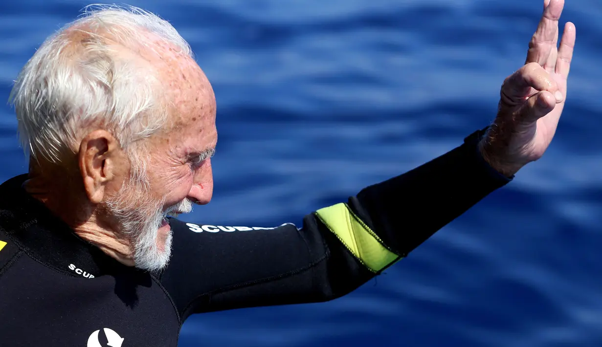 FOTO: Kakek 96 Tahun Menyelam di Kedalaman Setara Gedung 15 Lantai ...