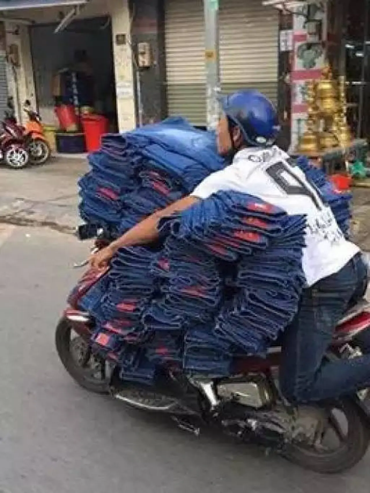 8 Potret Nyeleneh Orang Saat Bawa Barang Ini Malah Mempersulit Diri ...