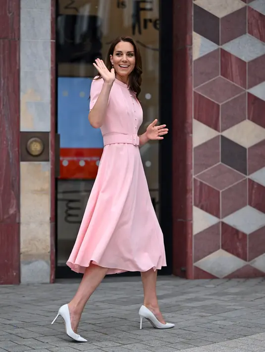Kate Middleton Tampil Cerah dengan Midi Dress Pink Daur Ulang di ...