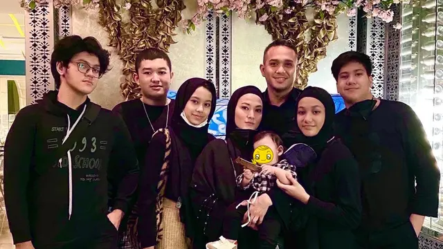 6 Potret Keluarga Fadlan Muhammad dan Lyra Virna, Harmonis Bareng 6 Anak - Hot Liputan6.com