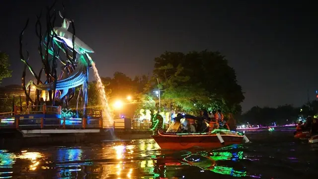 6 Potret Wisata Perahu Sungai Kalimas Surabaya, Eksotis Banget ...