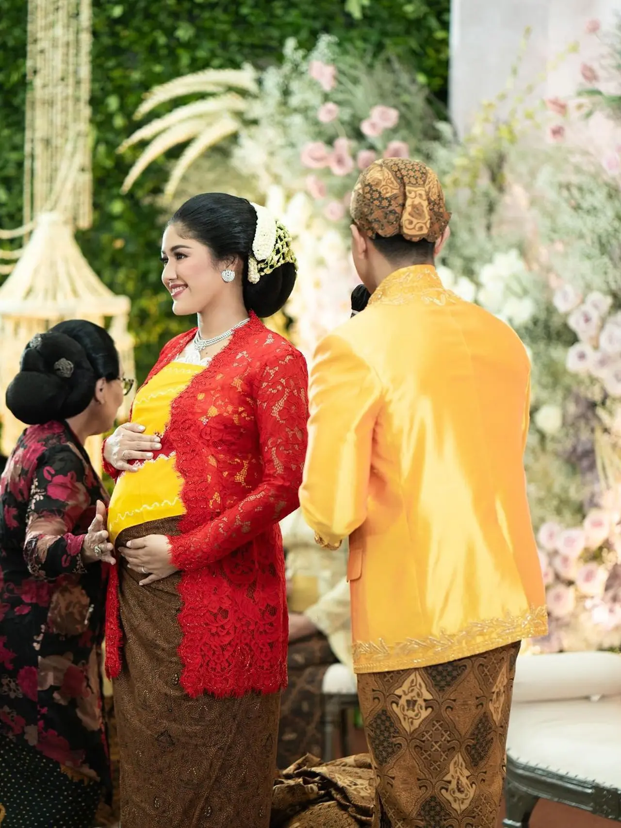 6 Potret Erina Gudono Pegang Baby Bump Dikomentari Kaesang Pangarep ...