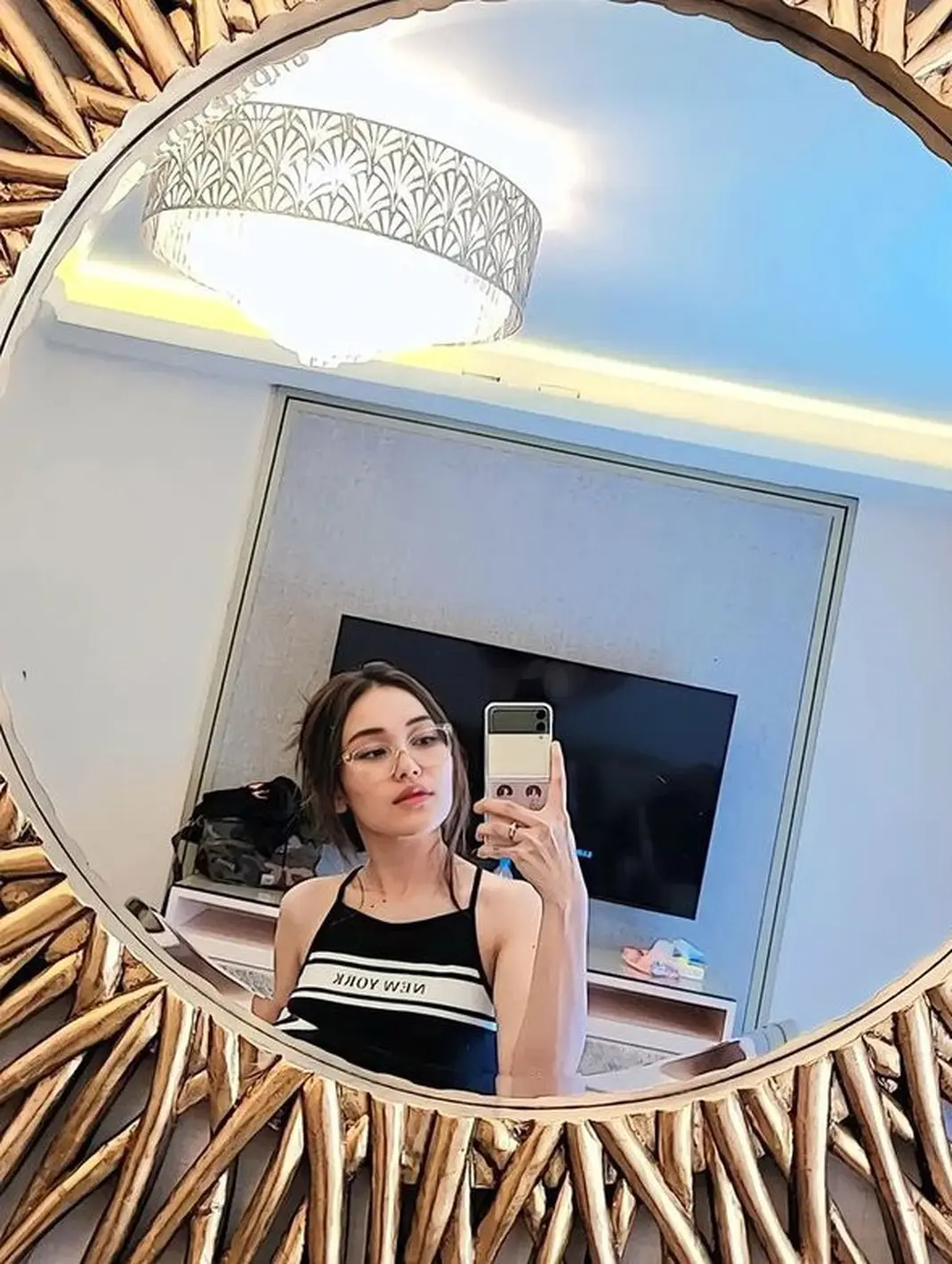 Cantik Menawan, Ini 6 Potret Mirror Selfie Ayu Ting Ting - Photo Fimela.com