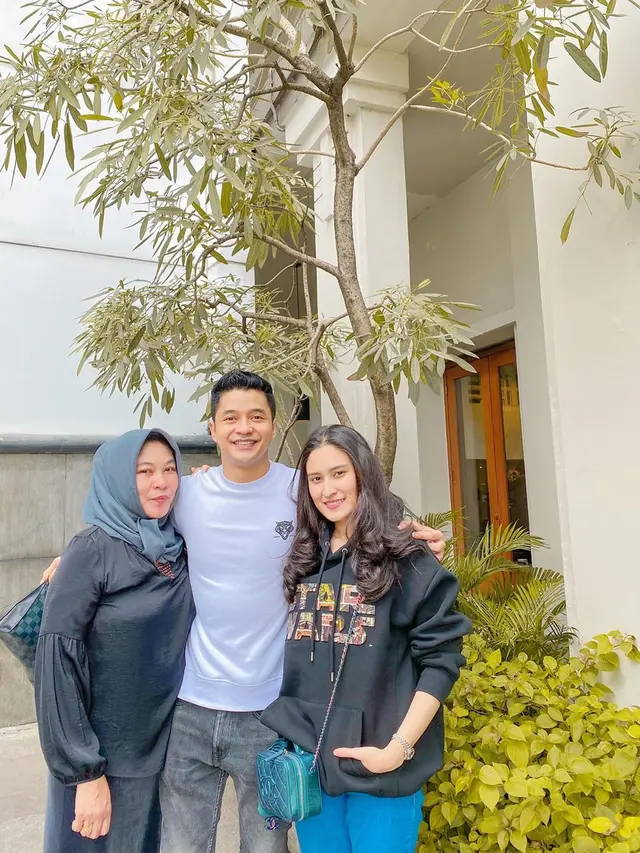 6 Potret Kebersamaan Angbeen Rishi dan Mama Mertua, Penuh Kehangatan ...