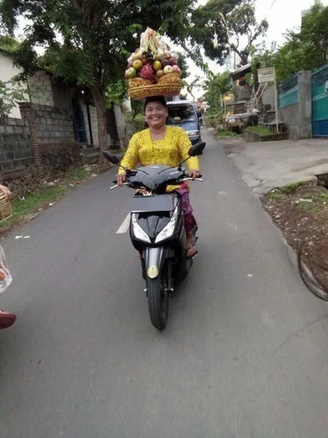 6 Aksi Pengendara Emak-Emak Bawa Barang di Kepala Ini Bikin Melongo - Hot Liputan6.com