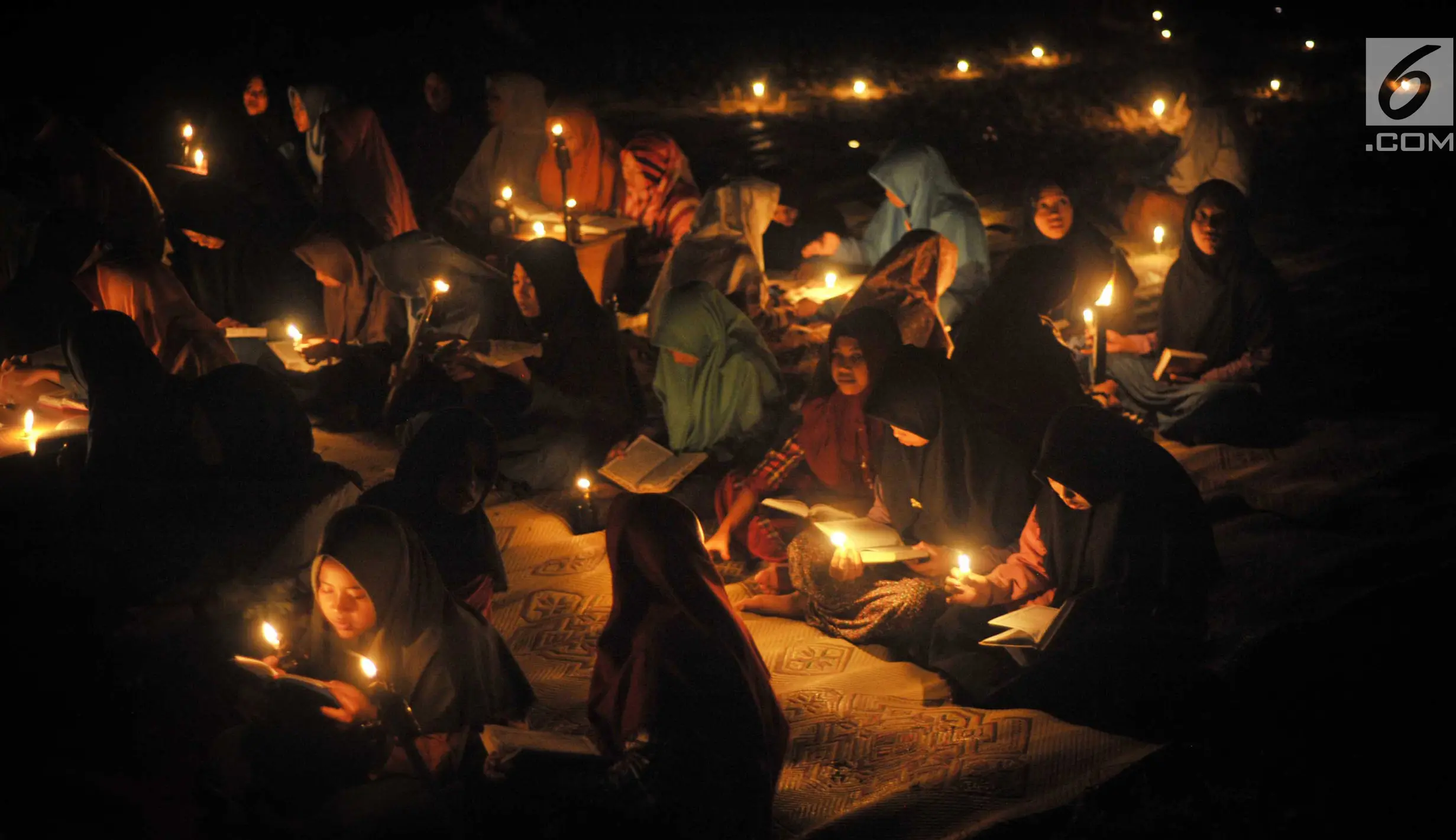 FOTO: Tadarus Alquran di Tengah Sawah - Foto Liputan6.com
