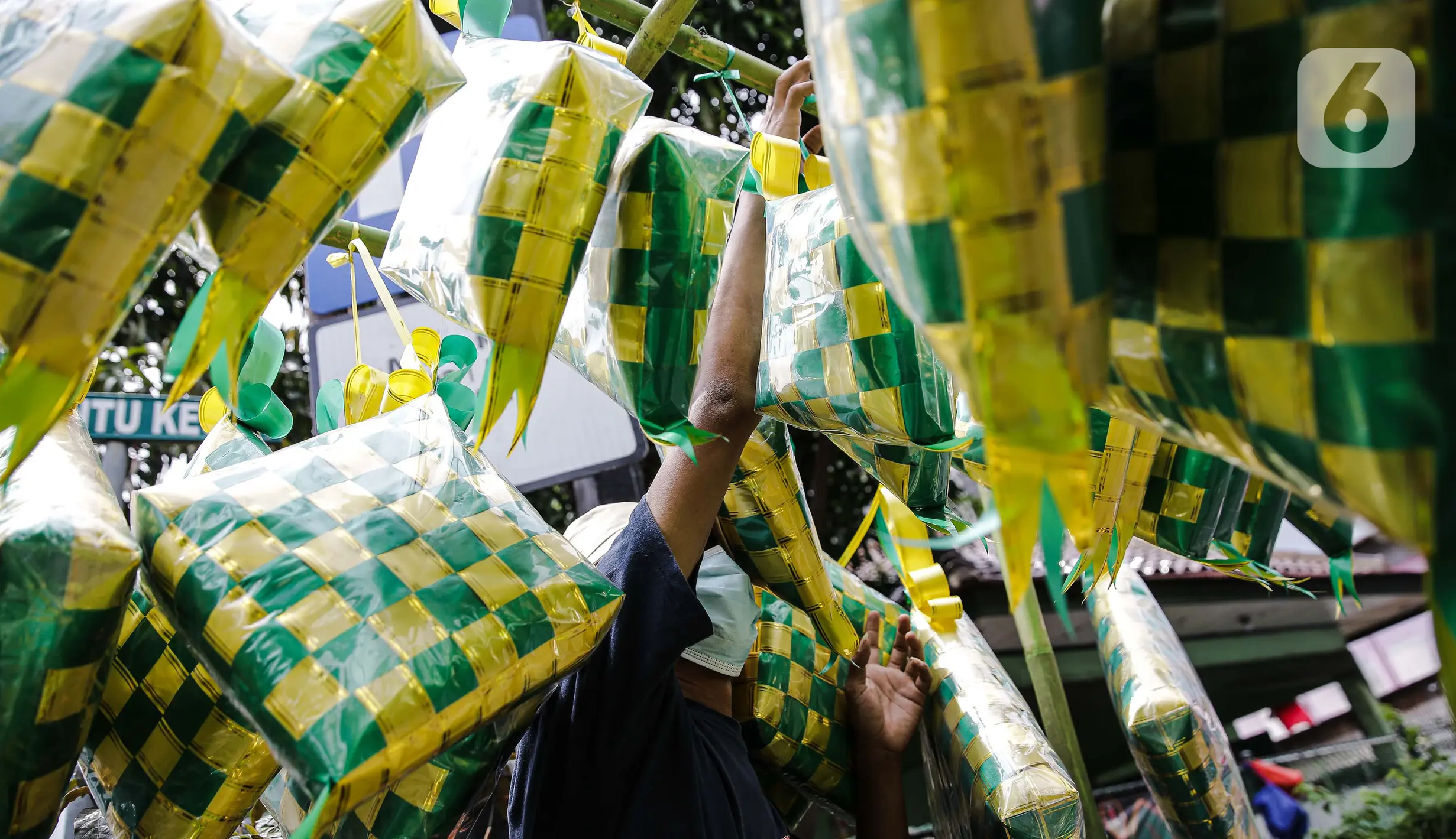 FOTO: Pernak-pernik Ketupat Hias Lebaran - Foto Liputan6.com