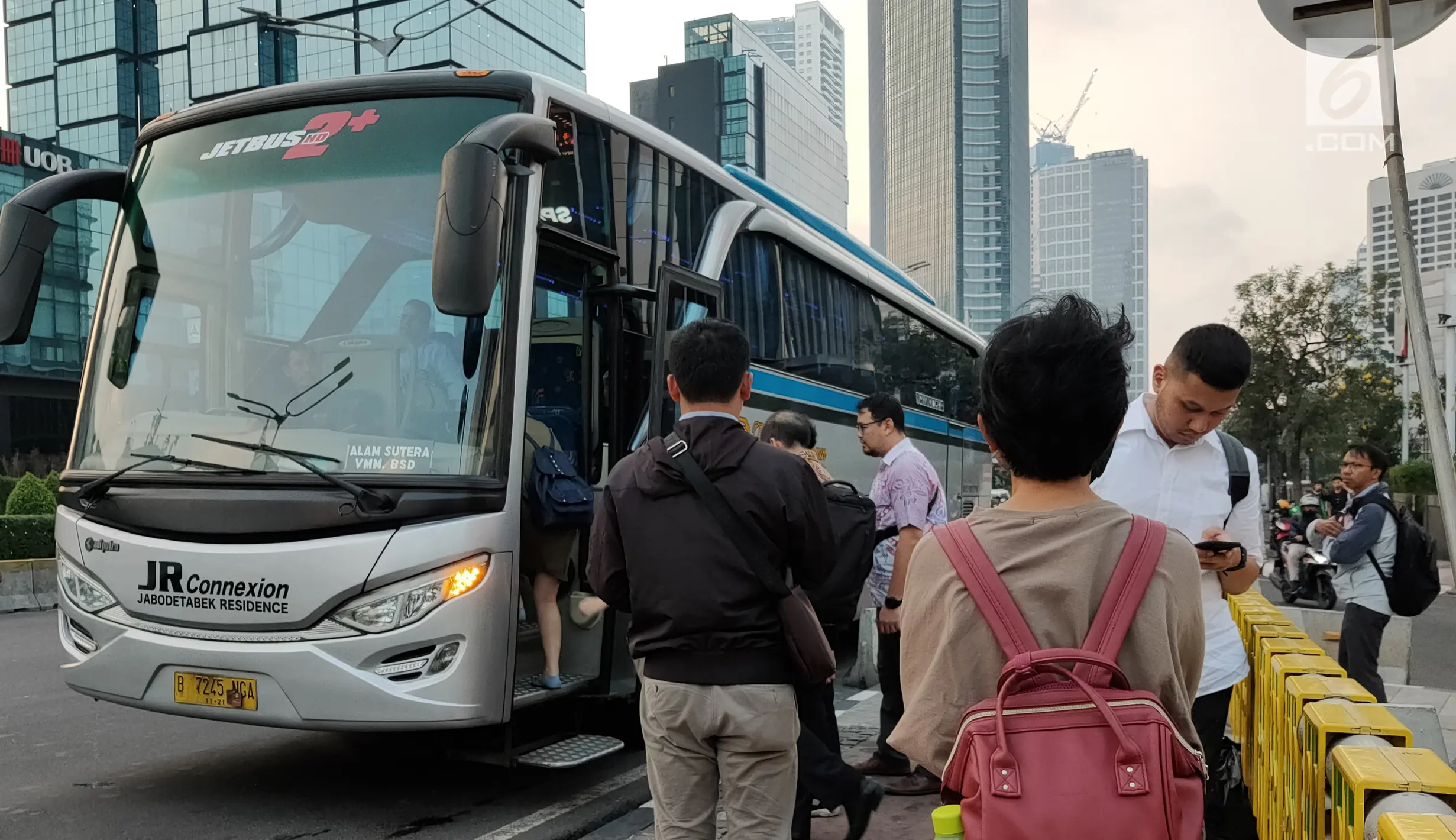 FOTO: Tidak Ada Halte, Warga Tunggu Bus di Tepi Jalan Sudirman - Foto ...