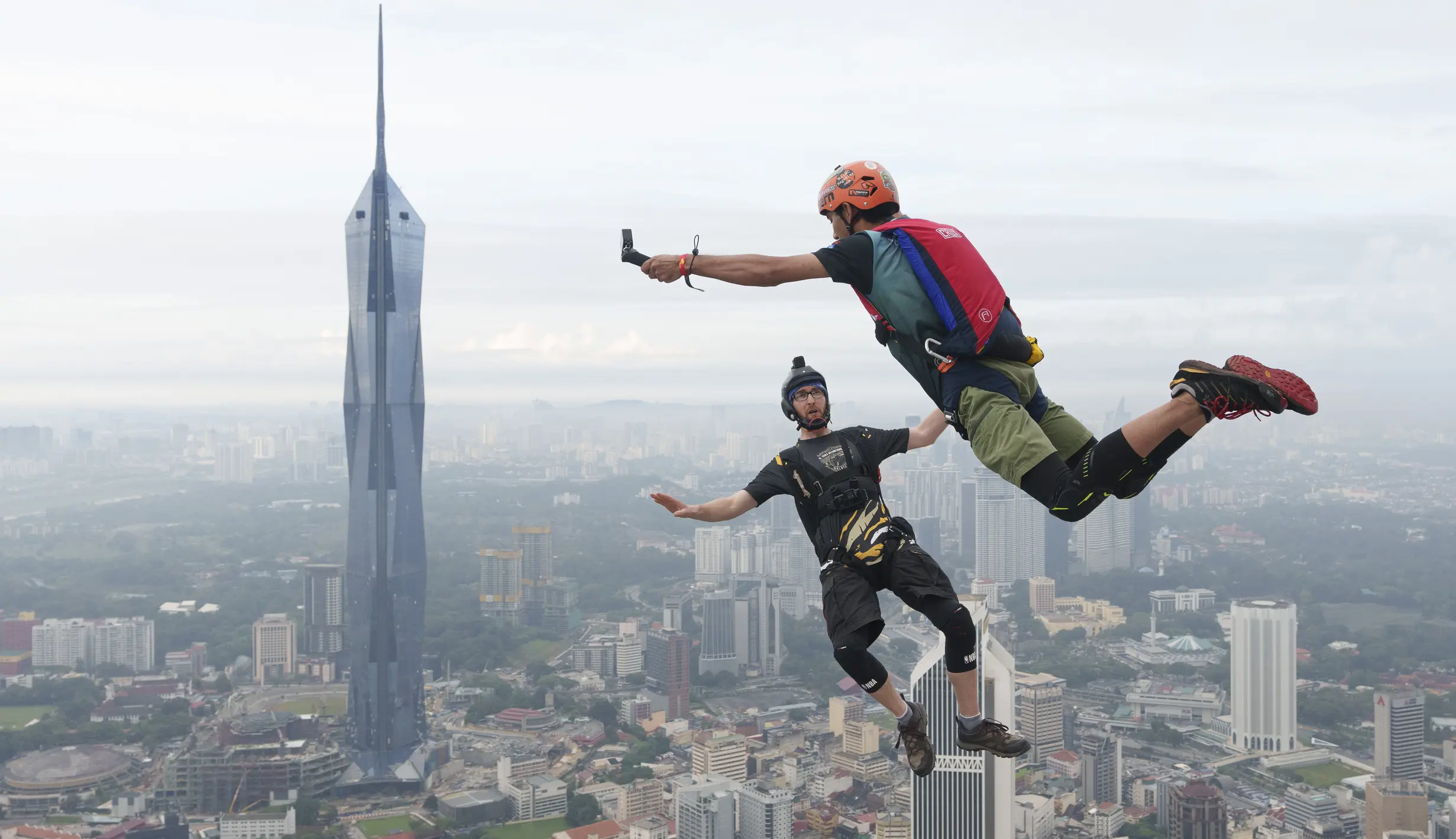 Pacu Adrenalin dengan Terjun Bebas dari Puncak Menara Kuala Lumpur ...