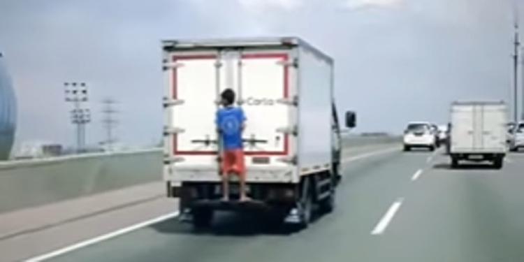 Aksi Nekat Seorang Bocah Bergelantungan di Belakang Truk Boks yang ...