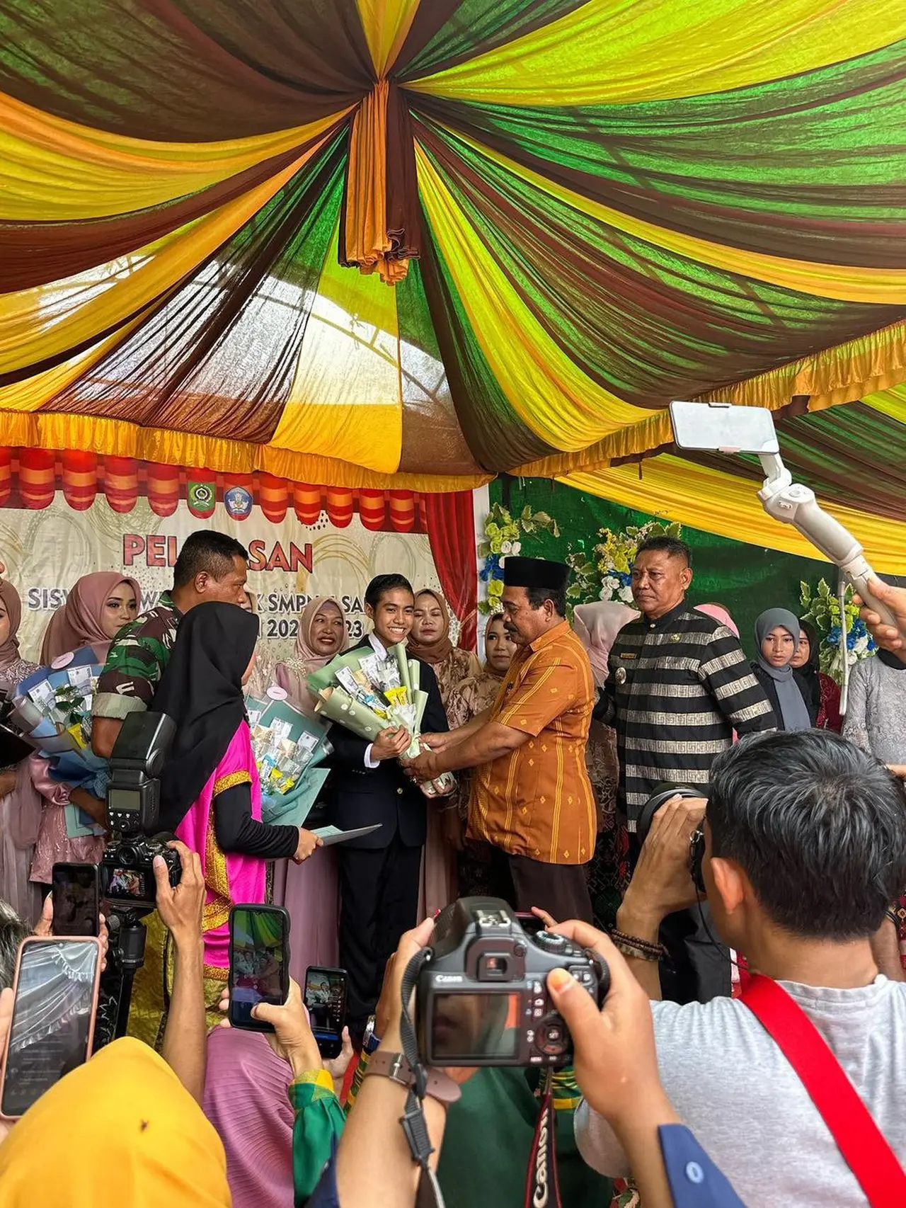 Break dari Magic 5, Ini 6 Potret Eby Rizta Dangdut Academy Pulang ...