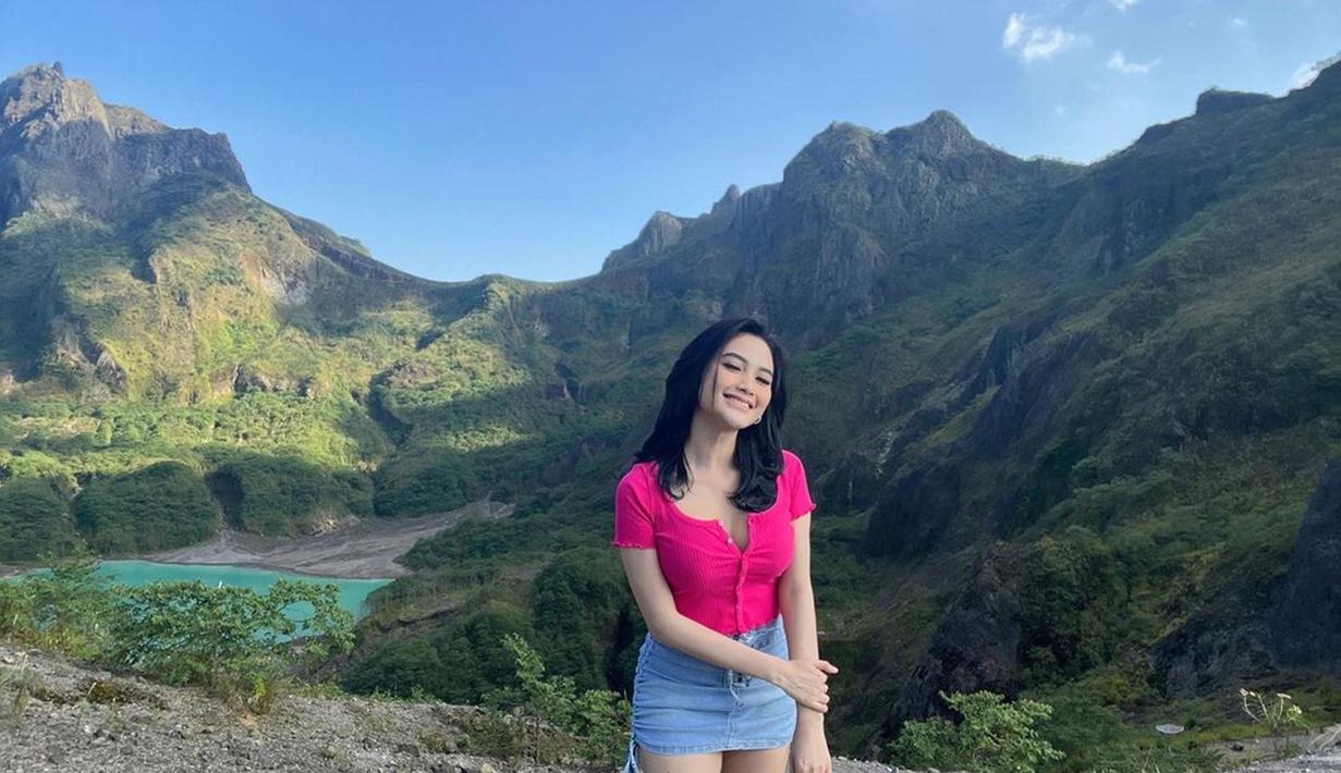 Potret Arlida Putri Dengan Latar Pemandangan Alam Bebas Ini Terlihat Menawan Foto 