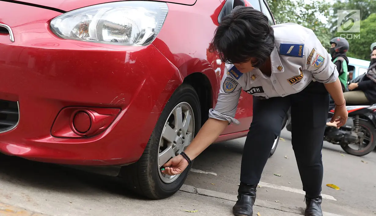 FOTO: Nekat Parkir Sembarangan, Mobil-Mobil di Tebet Diderek Petugas ...
