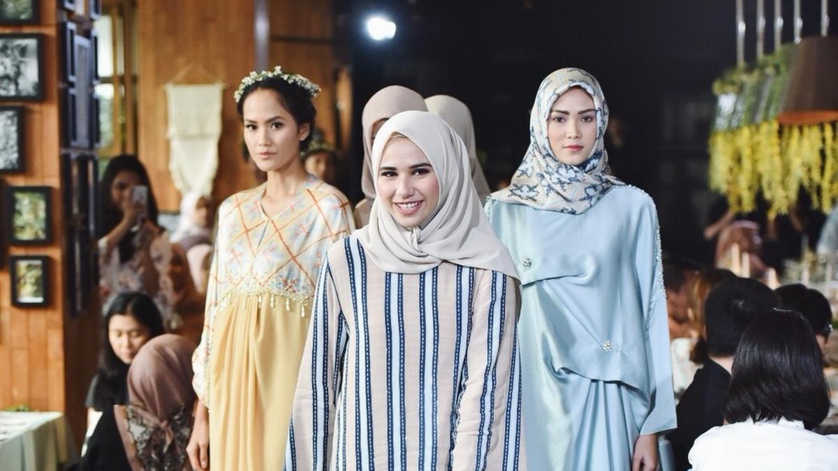 Desain Batik Kekinian dalam Koleksi Ramadan Desainer Khanaan - Fashion ...
