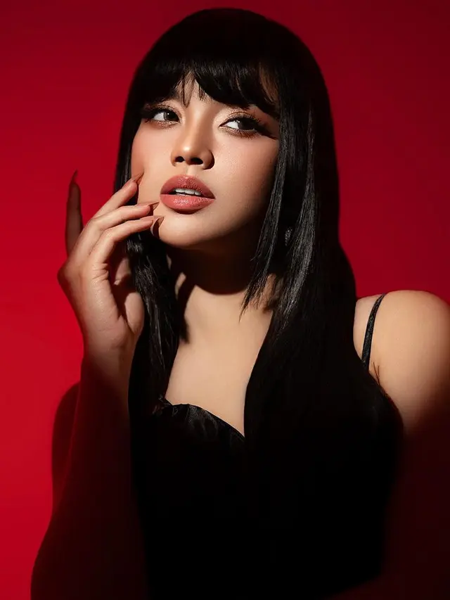 Lyodra Tampil Berponi dengan Makeup Glam Natural, Disebut Mirip Lisa Blackpink - Beauty Fimela.com