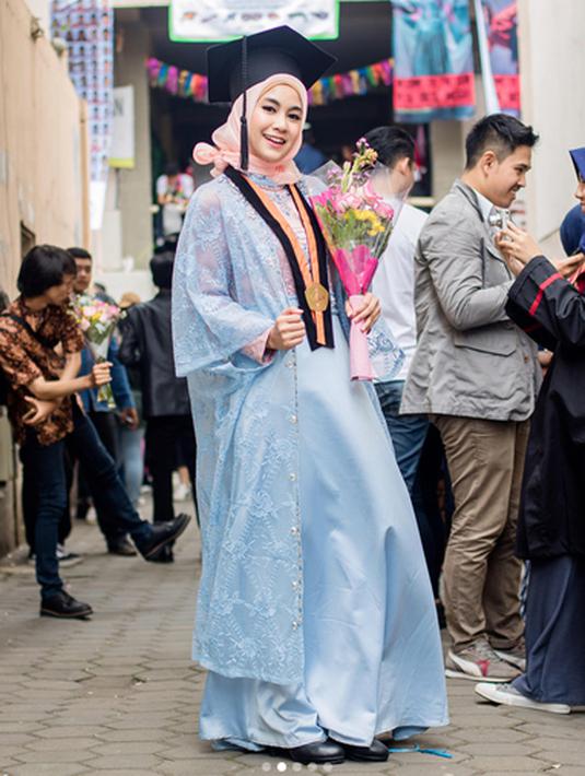Resmi Jadi Sarjana Arsitektur, Ini 8 Foto Cantik Anisa Rahma Pakai Toga ...