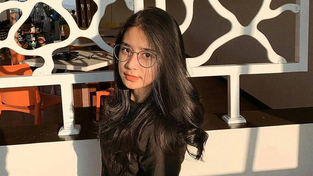 FOTO: Gaya Alin Fauziah Pakai Outfit Hitam, Menawan - Foto Liputan6.com