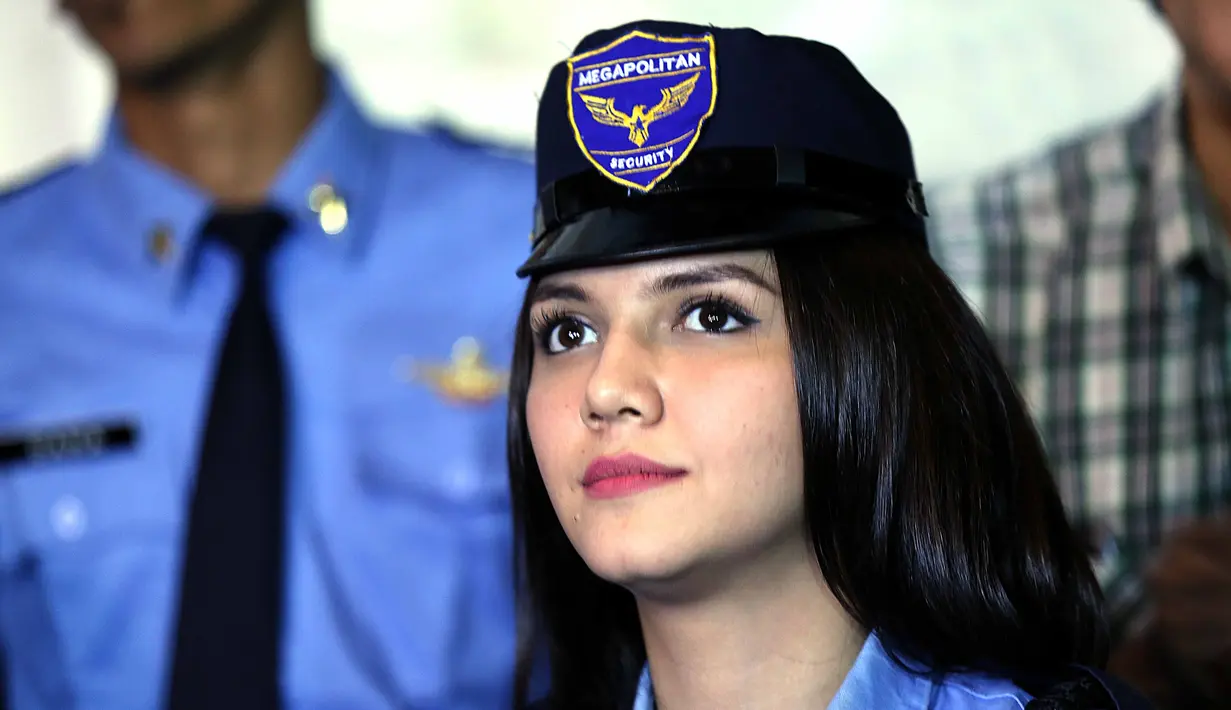 Alexa Key Jadi Security Cantik - Photo Fimela.com