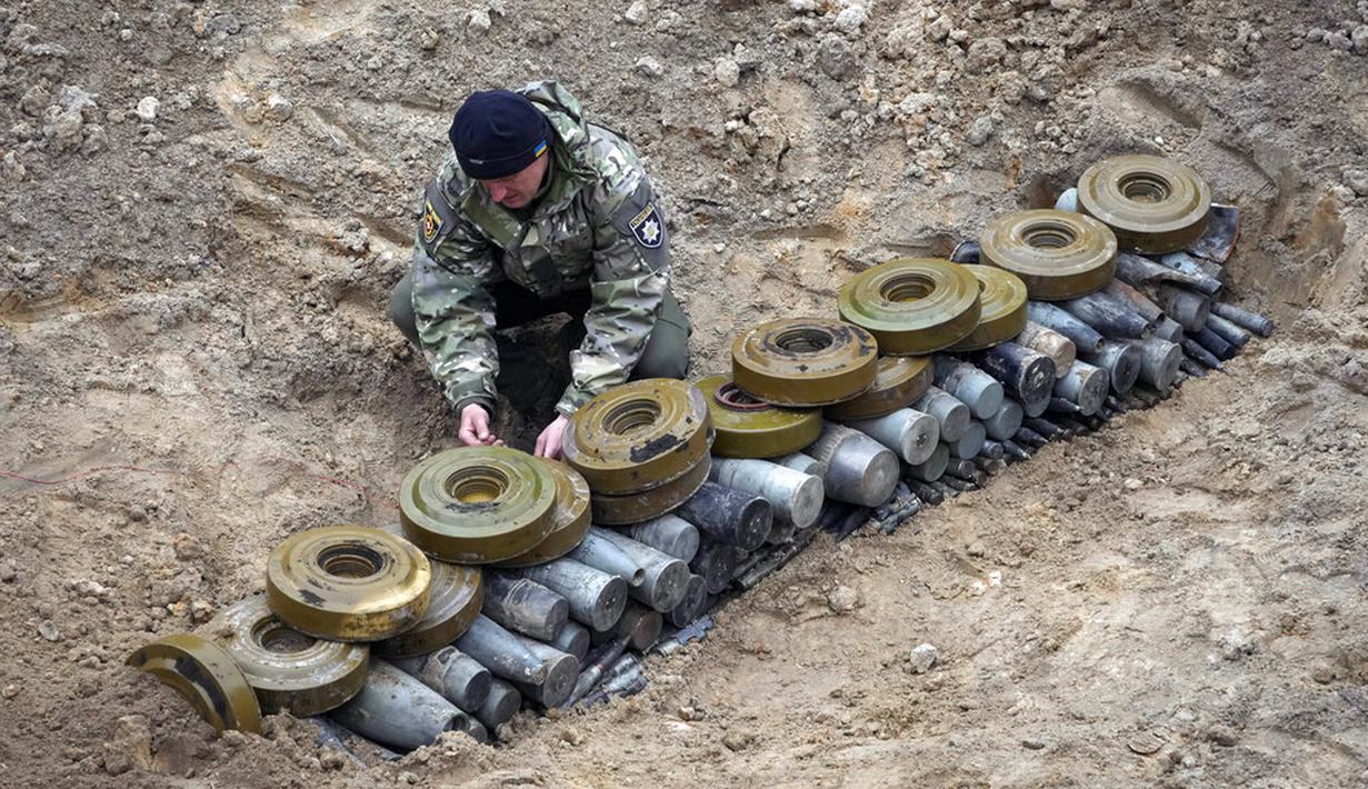 FOTO: Potret Pencari Ranjau di Tengah Perang Ukraina