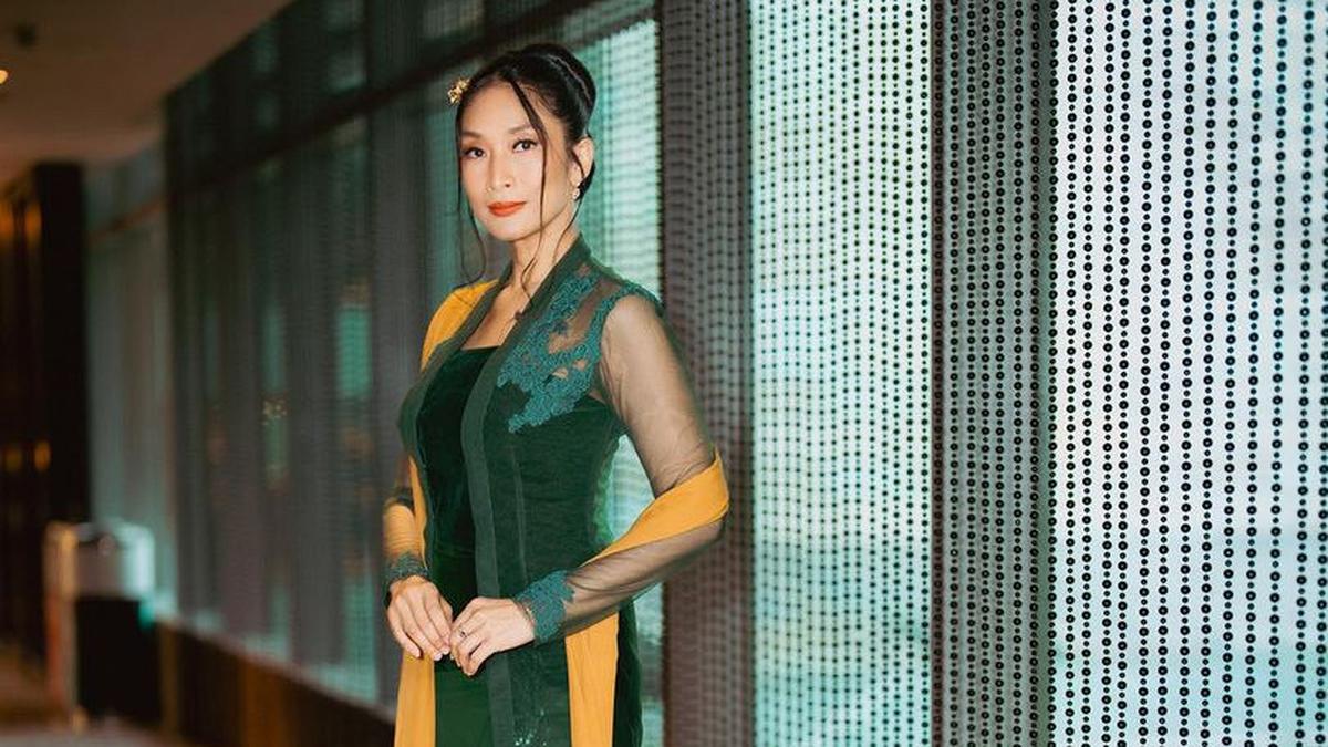 Potret Artis dengan Model Kebaya Selendang Bahu yang Cantik dan Menawan ...