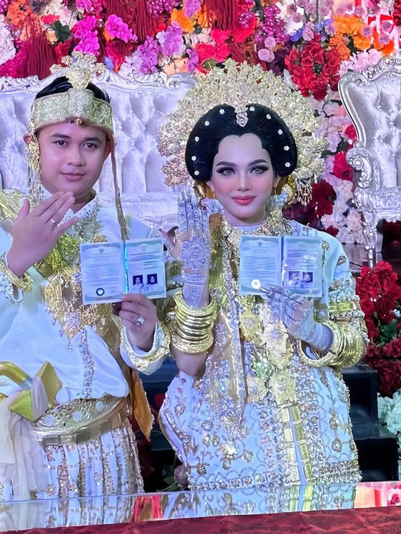 6 Potret Pedangdut Putri Isnari saat Akad Nikah Dibalut Busana Adat ...