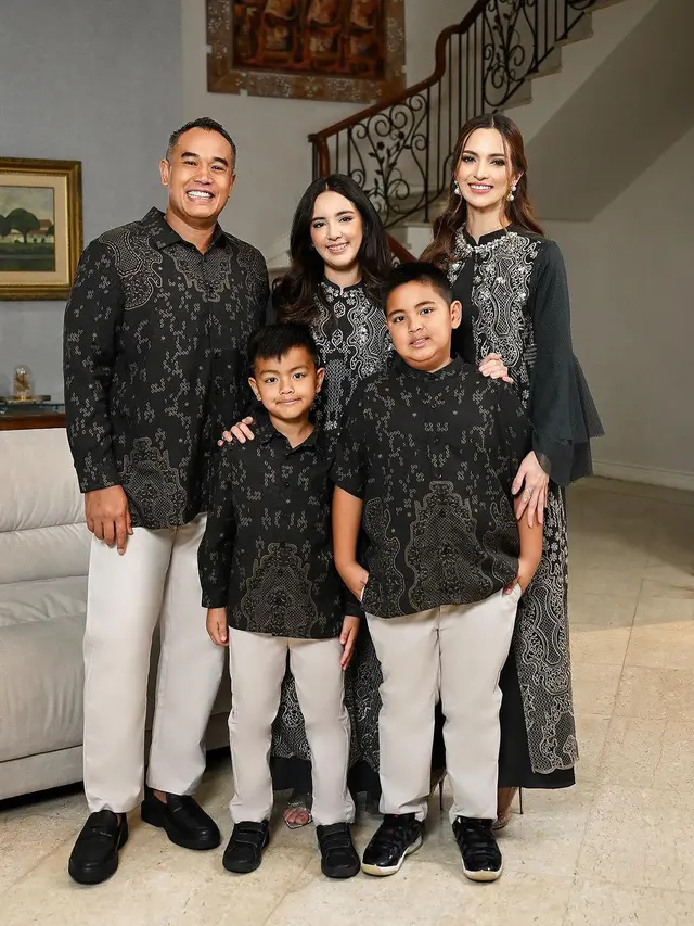 6 Potret Mikhayla Anak Nia Ramadhani Saat Photoshoot Keluarga, Makin Dewasa - Hot Liputan6.com